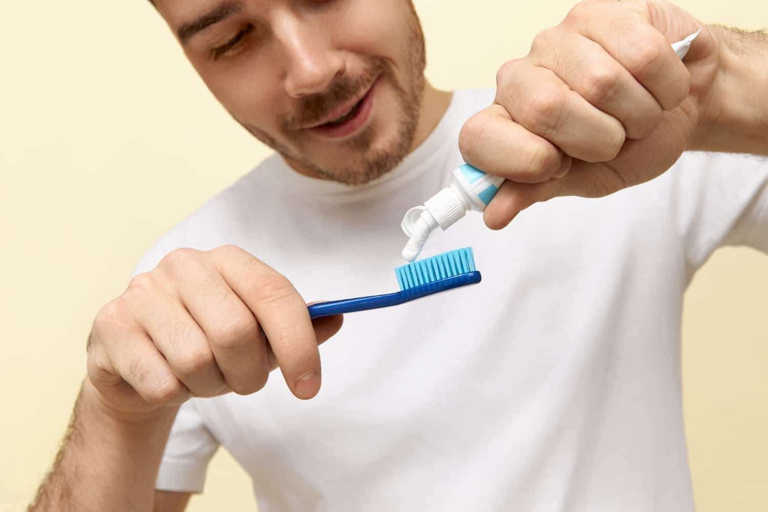 Faut-il mouiller sa brosse à dents avant ou après y avoir posé le ...