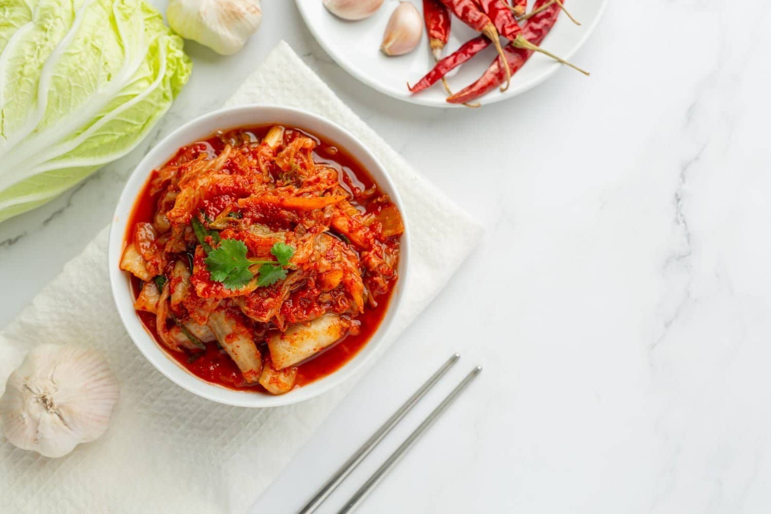 Kimchi: cet aliment fermenté offre une piste contre les microplastiques ...
