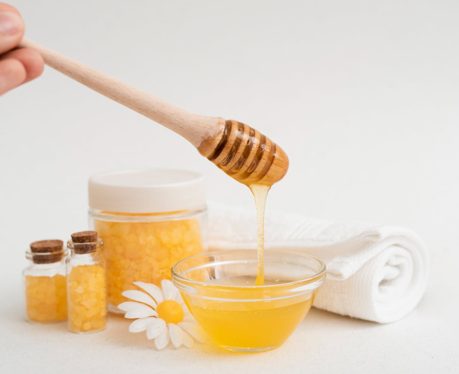 Le miel dans les soins pour bébés : précautions et bénéfices.